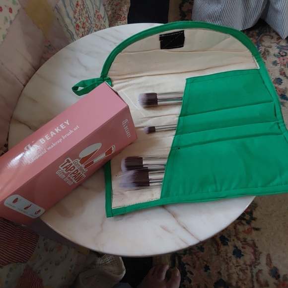 Beakey | Makeup | Nwt Beakey Set Makeup Brushes With Fabric Brush ...